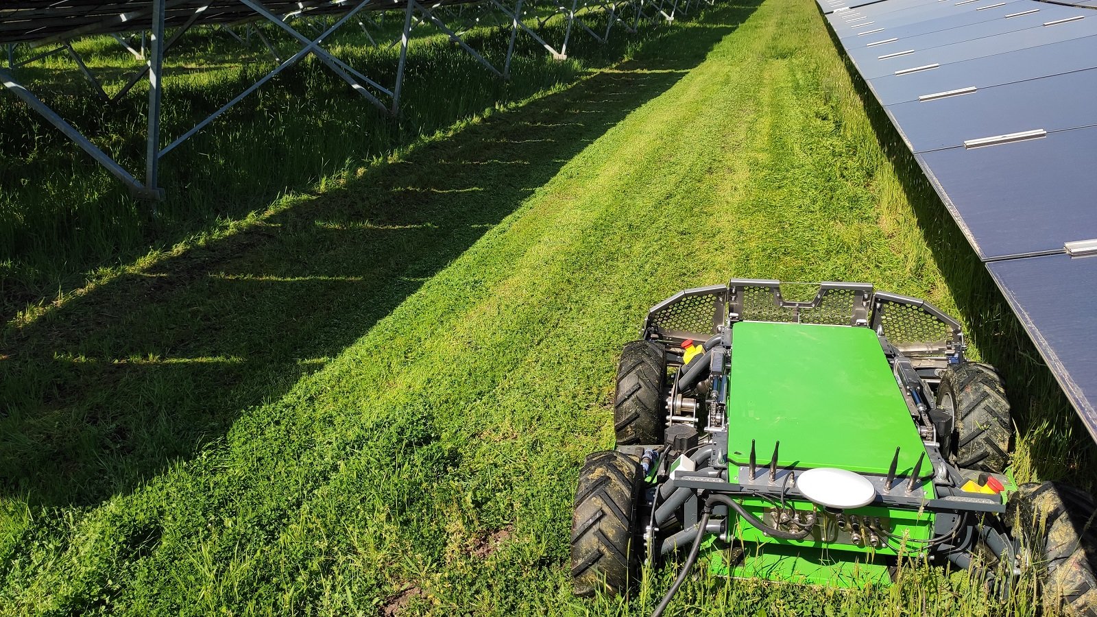 Centimeter-accurate Xsens MTi-680G pilots autonomous mower around large ...